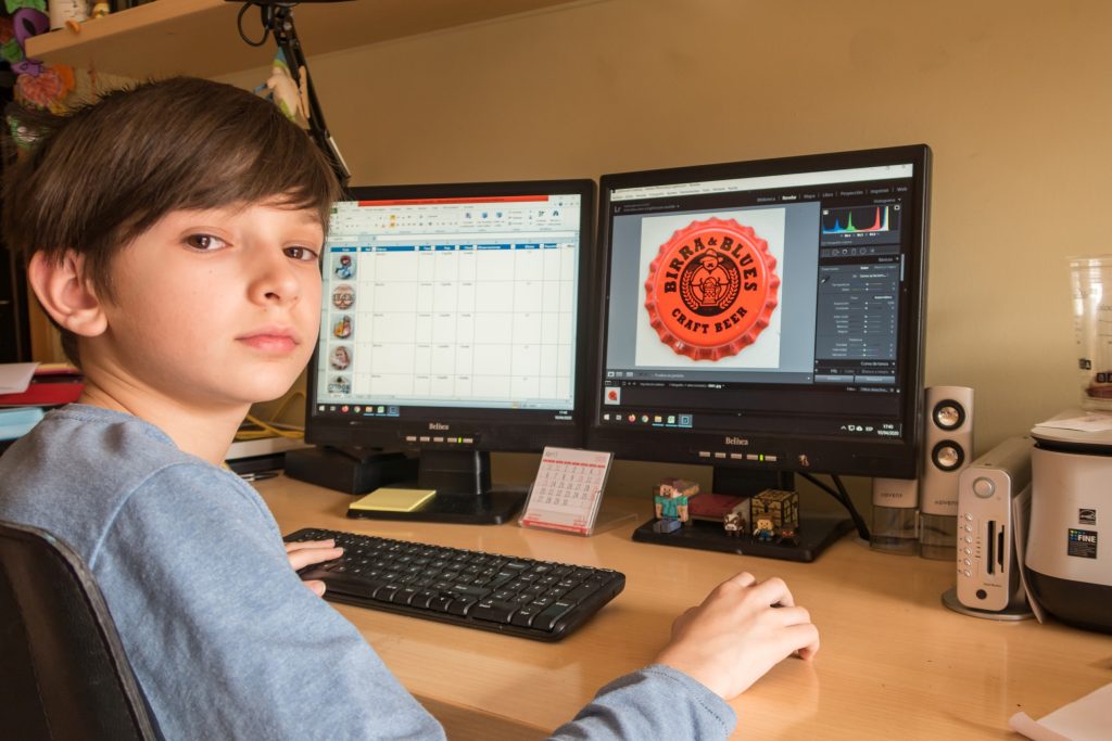 David Lordán, con tan solo 11 años, tiene más de 6.400 chapas ...